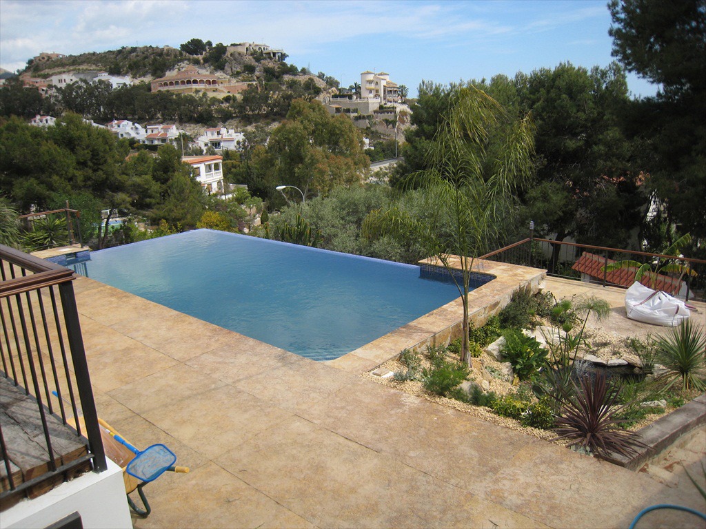 Infinity pool in Coveta Fuma - Alicante - EdenPool Spain - We build ...